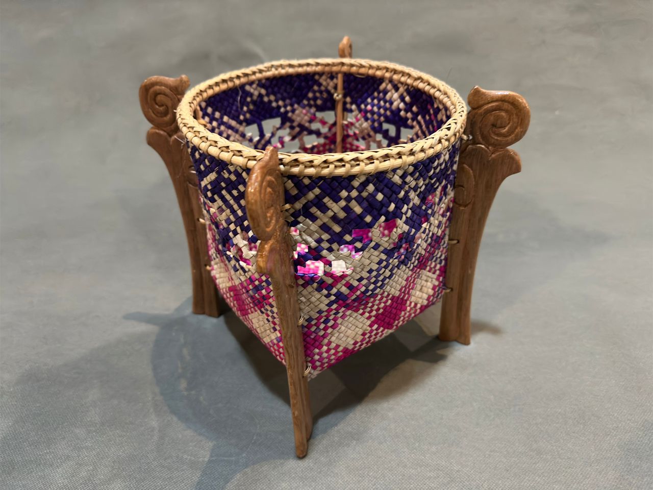 Bakul Anyaman Bergerang Berkaki Kayu - Kraftangan